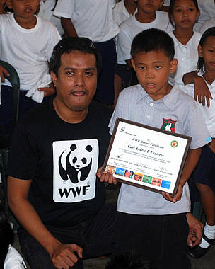 Eight year old receives WWF-Philippines award for dolphin rescue | WWF